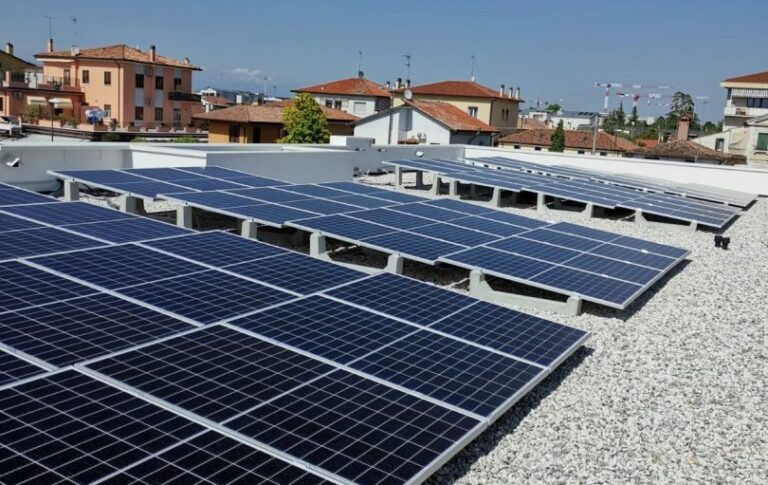 Sistema a vela per il montaggio di impianti fotovoltaici